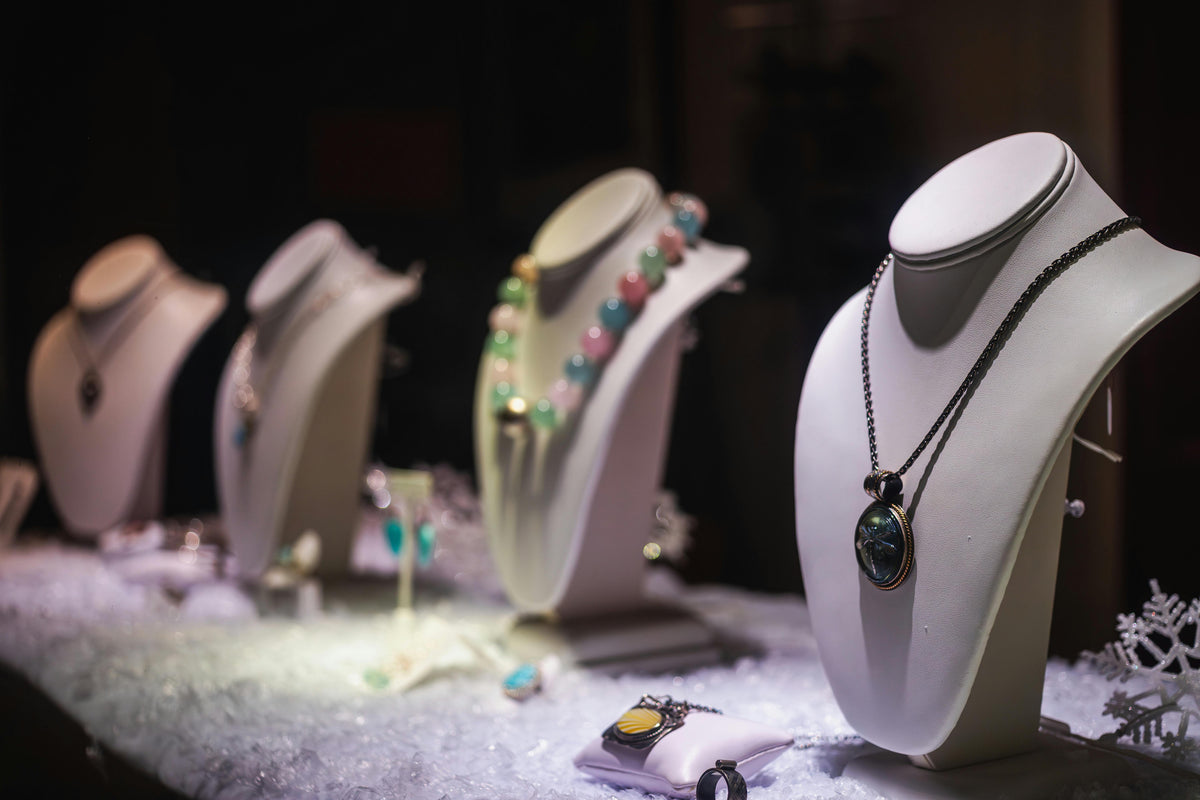 Showcases, Mannequins, Retail Displays, Racks | Supreme Display Inc.