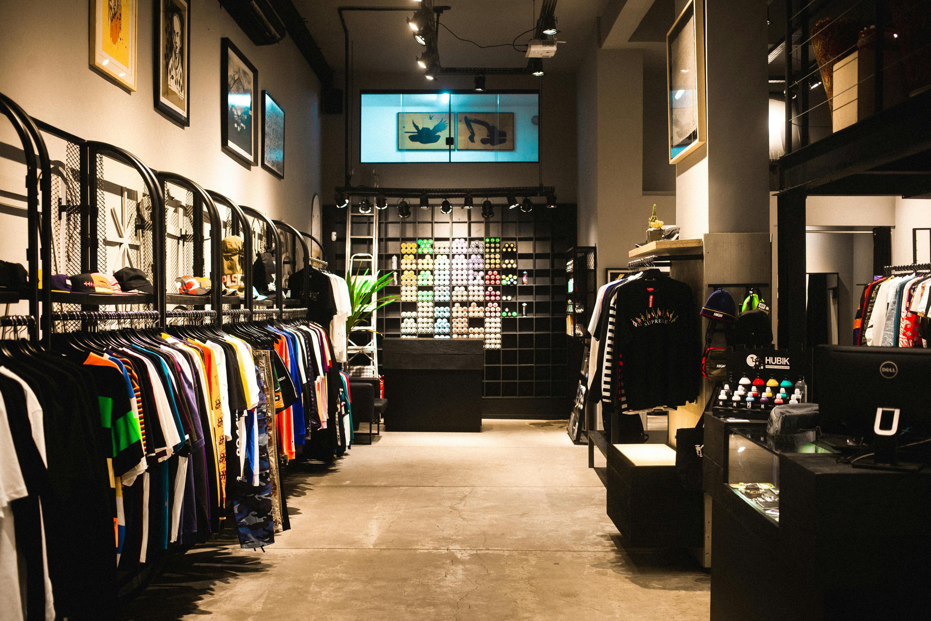 Showcases, Mannequins, Retail Displays, Racks | Supreme Display Inc.
